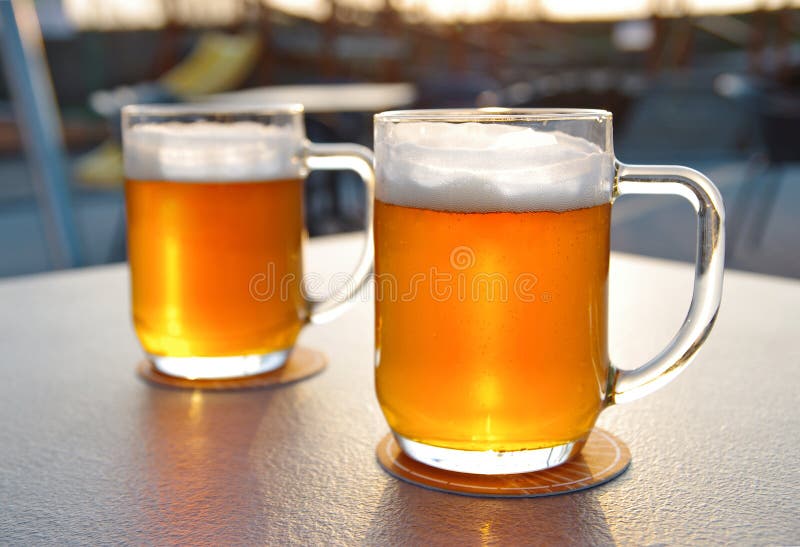 Zwei Biere auf dem Tisch stockfoto. Bild von becher, gelb - 40115436