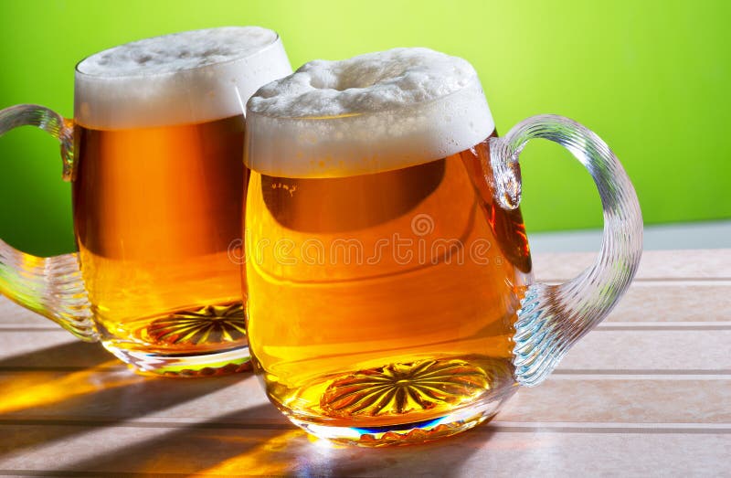 Zwei Biere auf dem Tisch stockfoto. Bild von getränk - 63218286