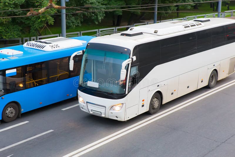Zwei Busse Gehen Auf Der Autobahn Stockbild - Bild von vermindern ...