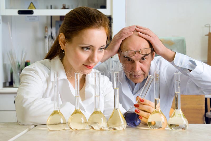 Zwei Chemiker, Die Experimente Bilden Stockfoto - Bild von gläser ...