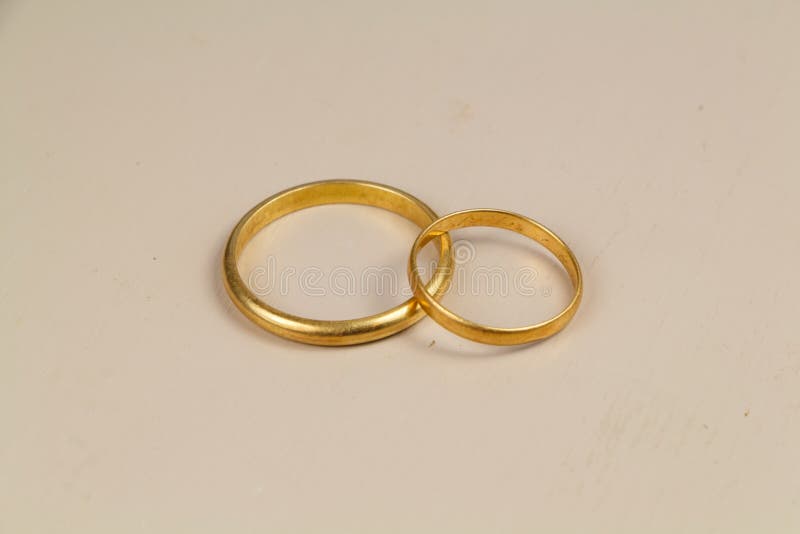 Zwei Eheringe im Gold stockfoto. Bild von juwel, gefühl - 107998684