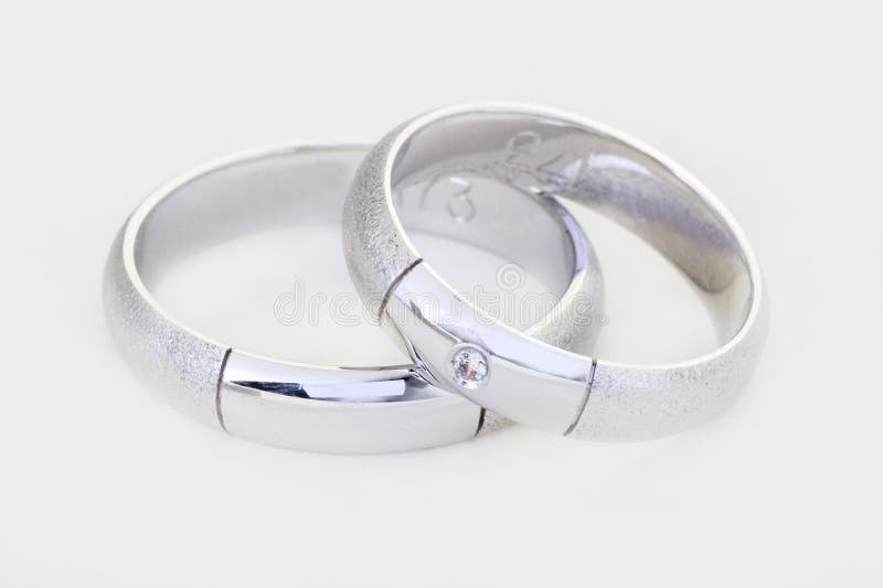 Zwei Eheringe Lokalisiert Auf Weiß Stockfoto - Bild von edelstein ...
