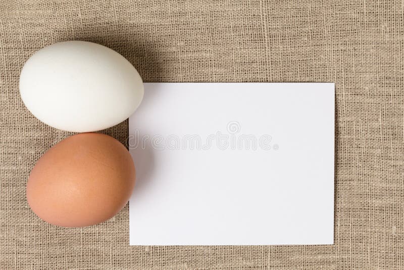 Zwei Eier mit einer Karte stockfoto. Bild von nahrung - 28975754