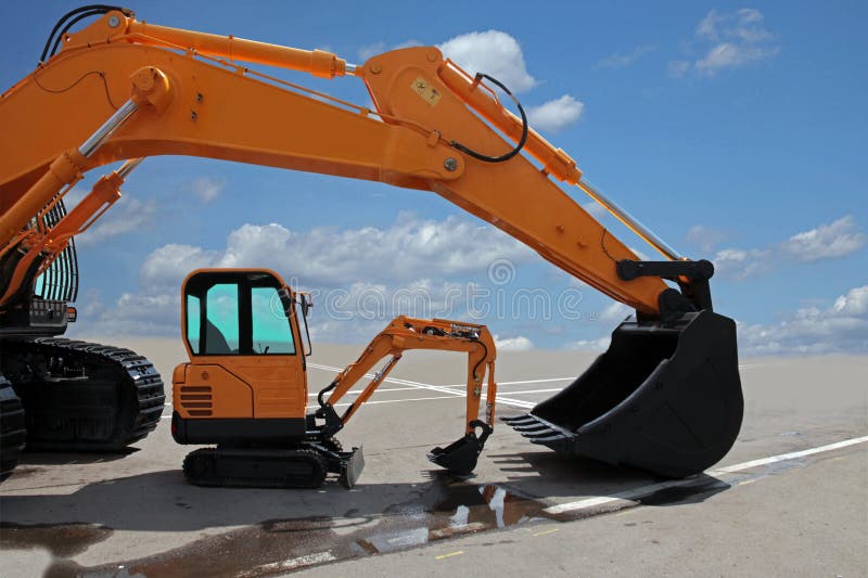 Zwei Exkavatoren Auf Einer Konkreten Plattform Stockbild - Bild von ...