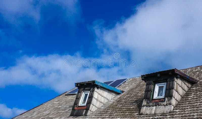 Mansardendach Mit Fenster Und Kamin, Riga, Lettland Stockbild - Bild ...