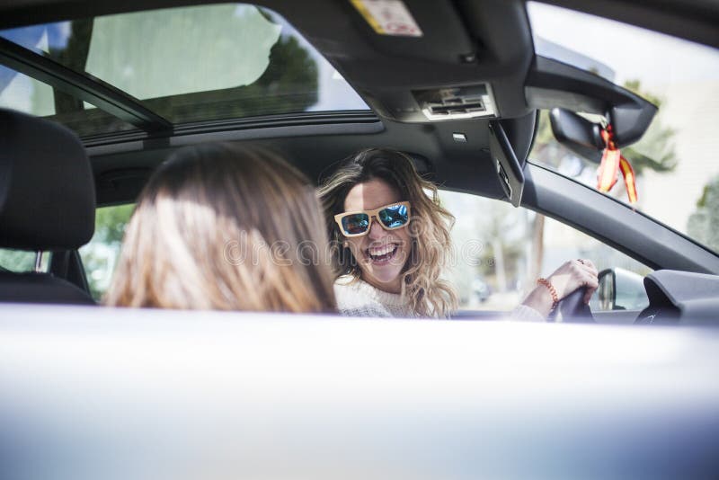 Zwei Frauen, Die Im Auto Singen Stockbild - Bild von froh, auto: 126571659