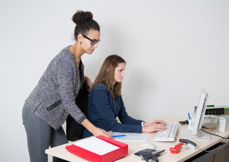 Zwei Frauen Vor Dem Computer am Schreibtisch Stockfoto - Bild von schön ...