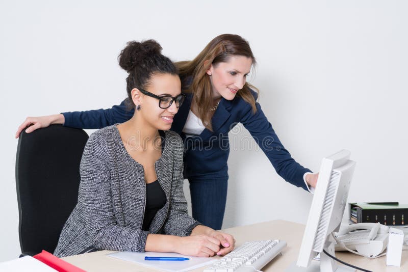Zwei Frauen Vor Dem Computer am Schreibtisch Stockfoto - Bild von schön ...