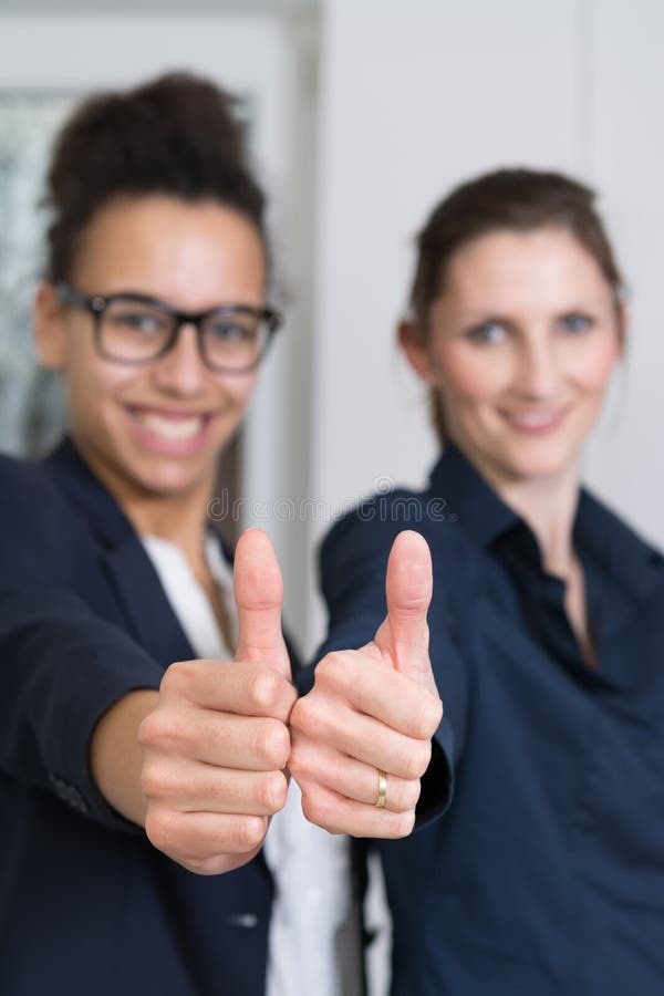 Zwei Frauen Zeigen Sich Daumen Stockfoto - Bild von vertretung ...