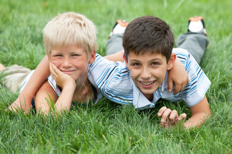 Zwei Freunde stockfoto. Bild von legen, freund, zicklein - 15380198