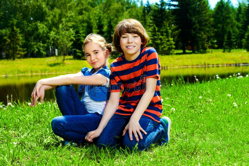 Zwei Freunde in einem Park stockbild. Bild von gras, freundschaft ...