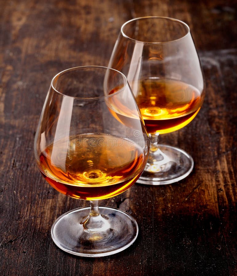 Glas Weinbrand oder Whisky stockbild. Bild von zimmer - 26760643