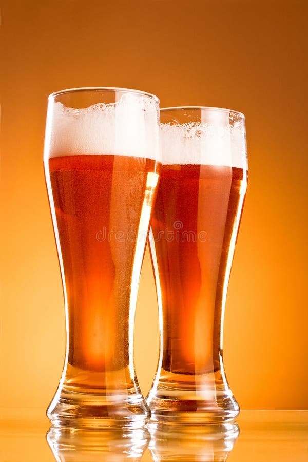 Zwei Glas Bier stockfoto. Bild von horizontal, schaumgummi - 24893668