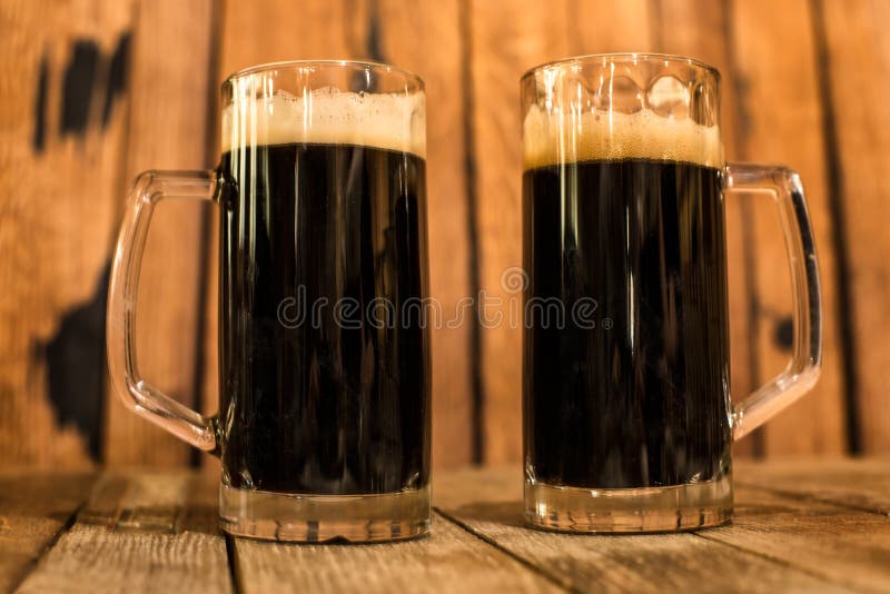 Dunkles Kaltes Bier In Einem Eisigen Becher Auf Dunklem Holztisch ...