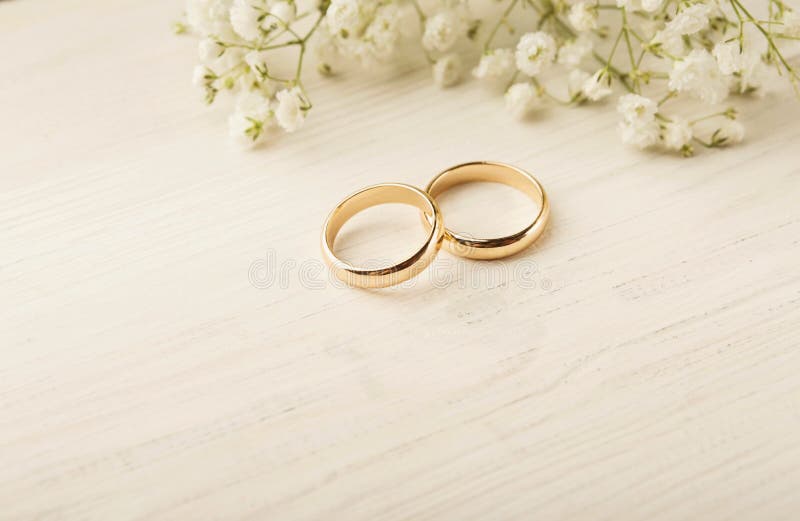 Zwei Goldene Eheringe Mit Blumendekorationen Stockbild - Bild von dekor ...