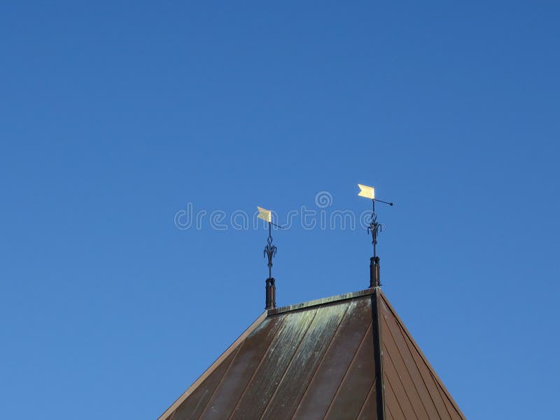 Zwei Goldene Flaggen Auf Ein Dach Stockbild - Bild von ...