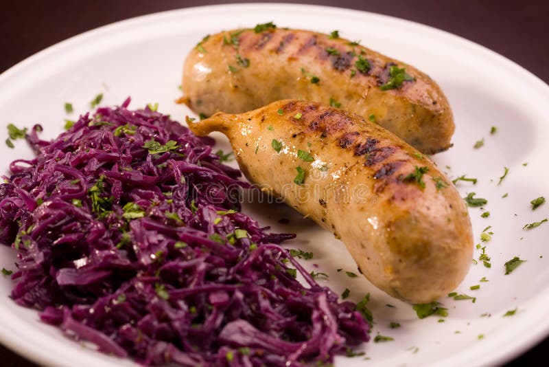 Zwei Grillten Bayerische Wurst Mit Blumenkohl Stockfoto - Bild von ...