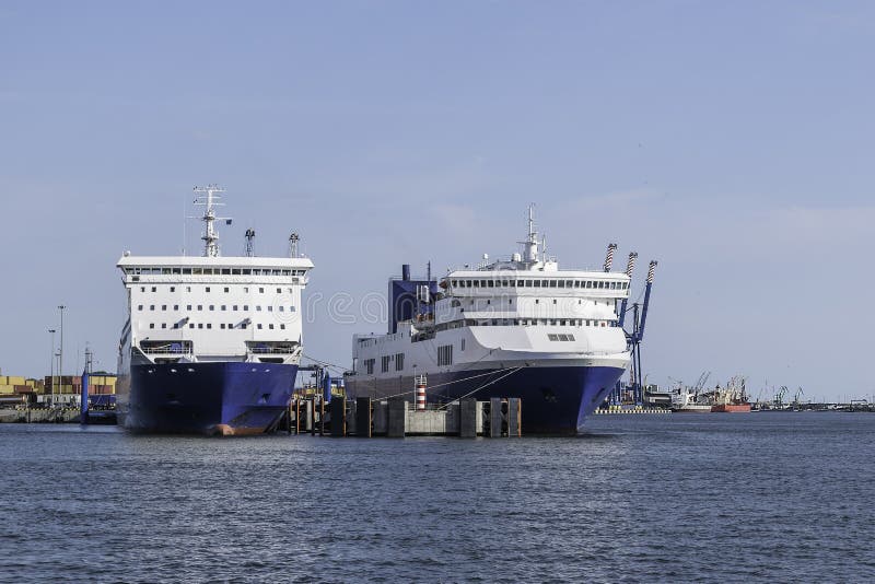 Zwei Schiffe im Hafen stockfoto. Bild von marine, seehafen - 31122196