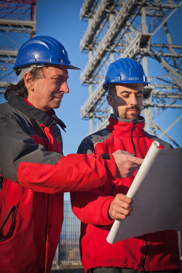 Zwei Ingenieure Bei Der Arbeit Stockfoto - Bild von himmel ...