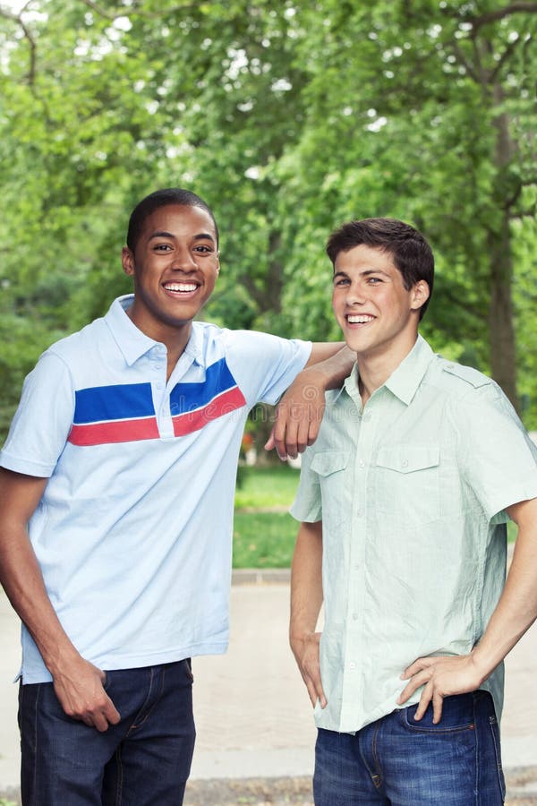 Zwei jugendlich Freunde stockbild. Bild von seite, nave - 73172371