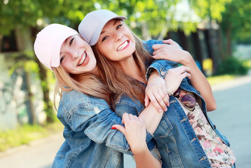 Zwei junge Freundinnen stockfoto. Bild von blau, schön - 76419484
