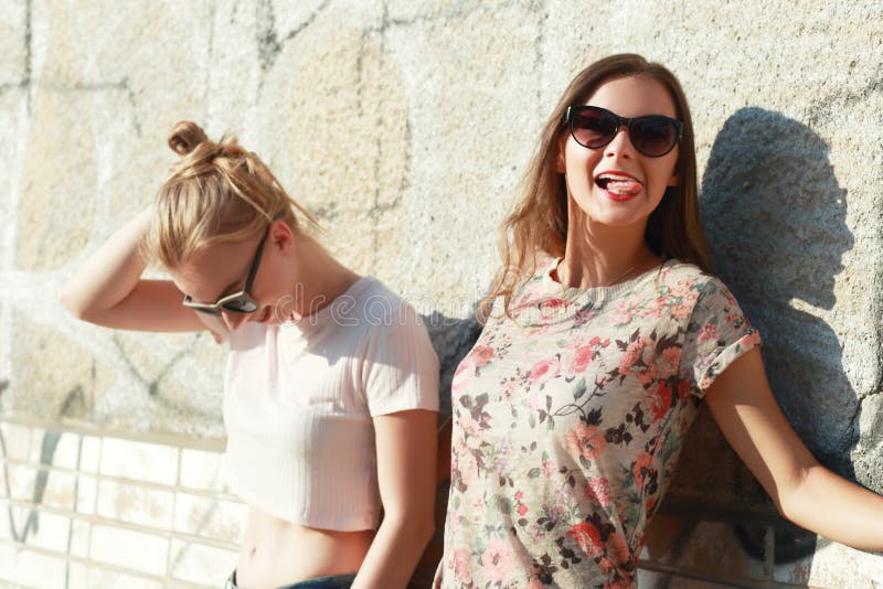 Zwei junge Freundinnen stockfoto. Bild von froh, mode - 74348184