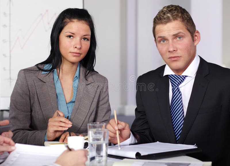 Zwei Junge Wirtschaftler, Die am Tisch Sitzen Stockfoto - Bild von ...