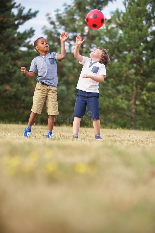 Zwei Jungen, Die Den Ball in Der Luft Werfen Stockbild - Bild von ...