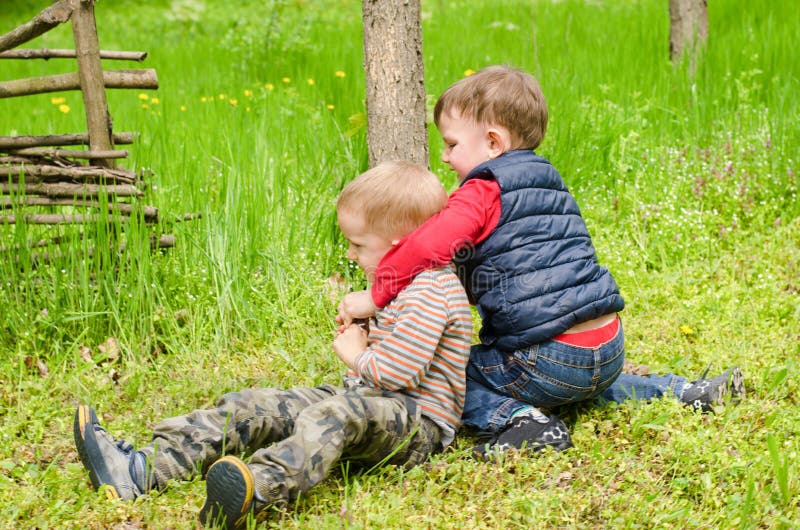 Zwei Jungen, Die Im Gras Wringen Stockfoto - Bild von zicklein, gesund ...