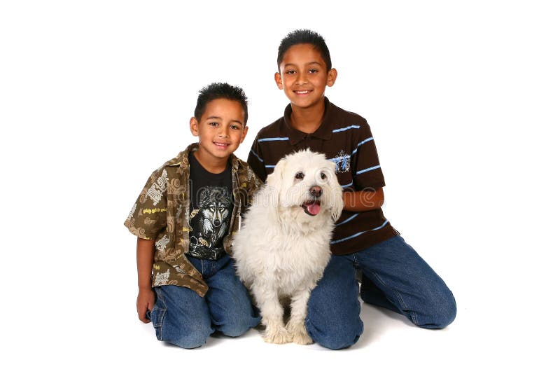 Zwei Jungen Mit Einem Weißen Hund Stockbild - Bild von stattlich, blau ... Zwei Jungen Mit Einem Weißen Hund Stockbild - Bild von stattlich, blau ...