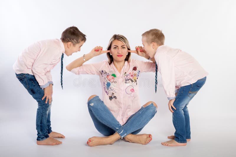Zwei Jungen Mit Ihrer Mutter Stockbild - Bild von lachen, mode: 103197641