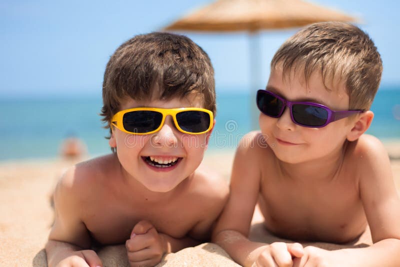 Zwei Kinder auf dem Strand stockbild. Bild von kinder - 49196907