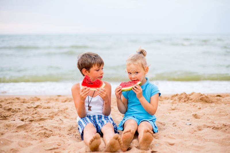 Zwei Kinder, Die Auf Strand Spielen Stockbild - Bild von ...