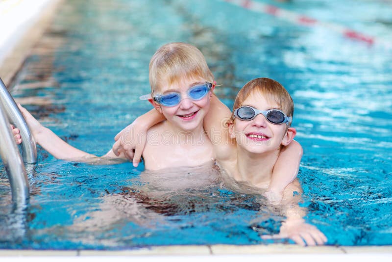 Zwei Kinder, Die Im Pool Schwimmen Stockbild - Bild von konkurrenz ...