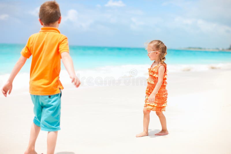Nette Kleine Kinder, Die Koralle Durch Lupe Auf Seestrand Betrachten ...