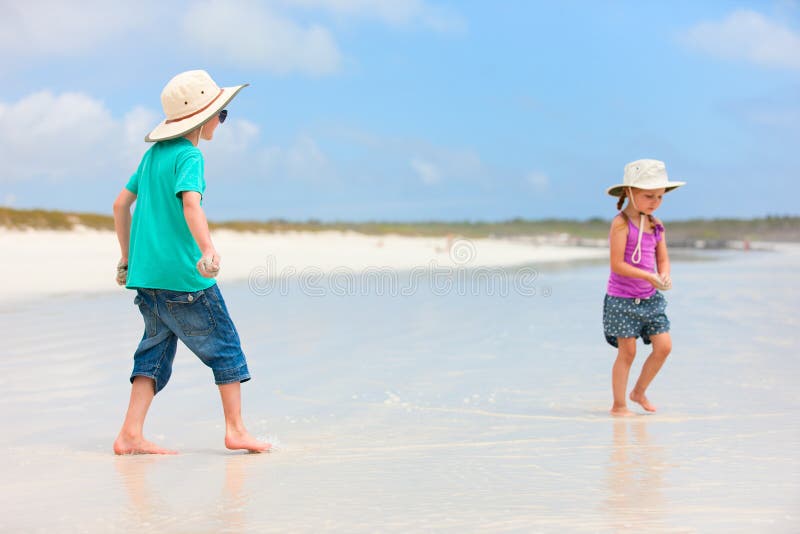 Zwei Kinder am Strand stockbild. Bild von freizeit, freundlich - 31629611