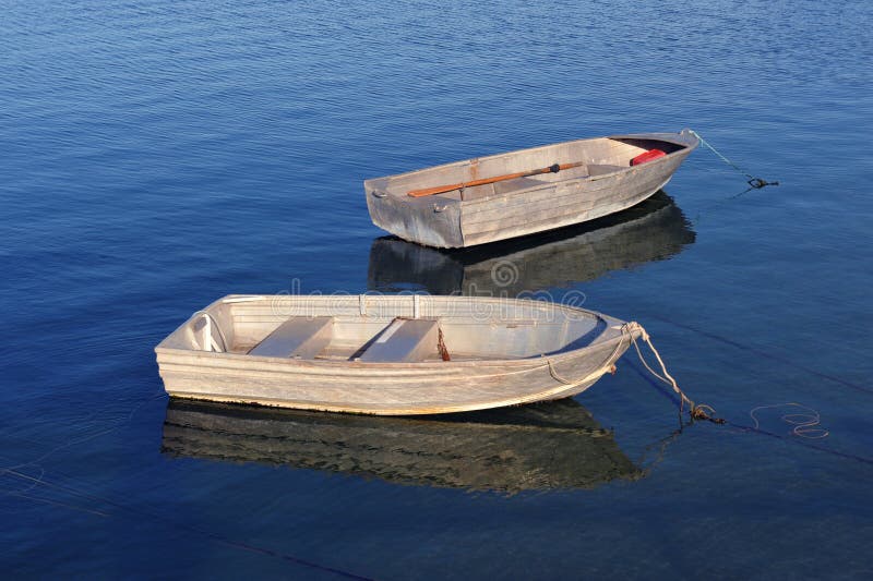 Kleines Sich Hin- Und Herbewegendes Schlauchboot Stockfoto - Bild von ...