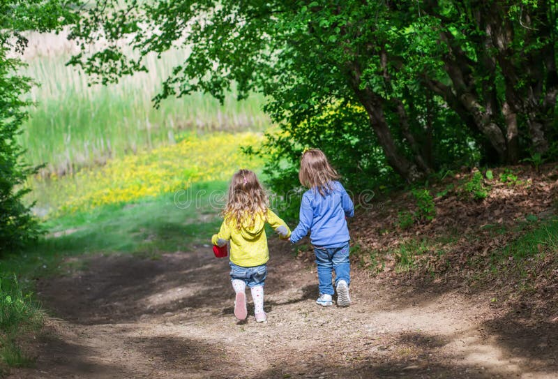 Zwei Kleine Kinder Gehen Hand in Hand Stockfoto - Bild von freund ...