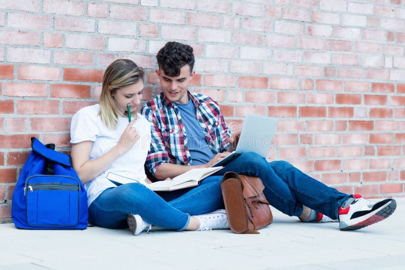 Lernen (deutsche Version) stockfoto. Bild von deutsch - 75029090