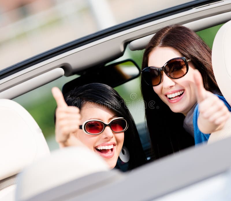 Zwei Mädchen, Die Im Auto Sitzen Und Oben Abgreifen Stockbild - Bild ...