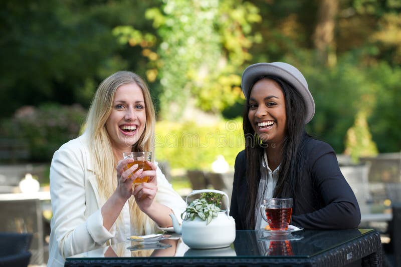 Multikulturelle Freunde, Die Tee Lachen Und Trinken Stockbild - Bild ...