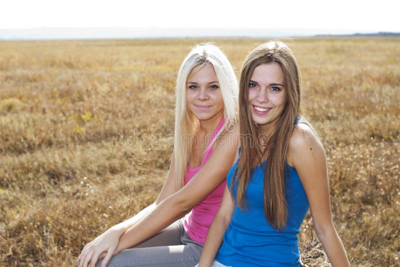 Zwei Mädchen Draußen, Beste Freunde Stockfoto - Bild von bindung ...
