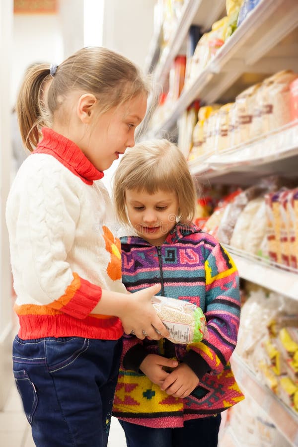 Zwei Mädchen 4 Und 6 Jahre Alt am Gemischtwarenladen Stockfoto - Bild ...