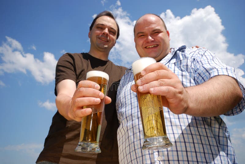 Zwei Männer, Die Bier Anhalten Stockbild - Bild von party, himmel: 5589737