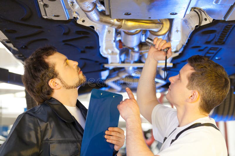 Zwei Mechaniker Bei Der Arbeit. Stockfoto - Bild von land, mechaniker ...