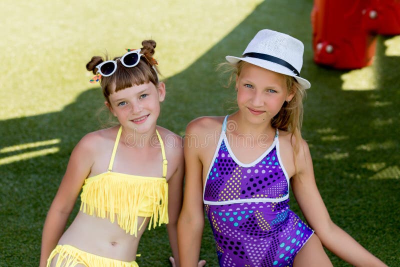 Zwei Mädchen Im Badeanzug Haben Spaß Auf Dem Gras Durch Das Pool