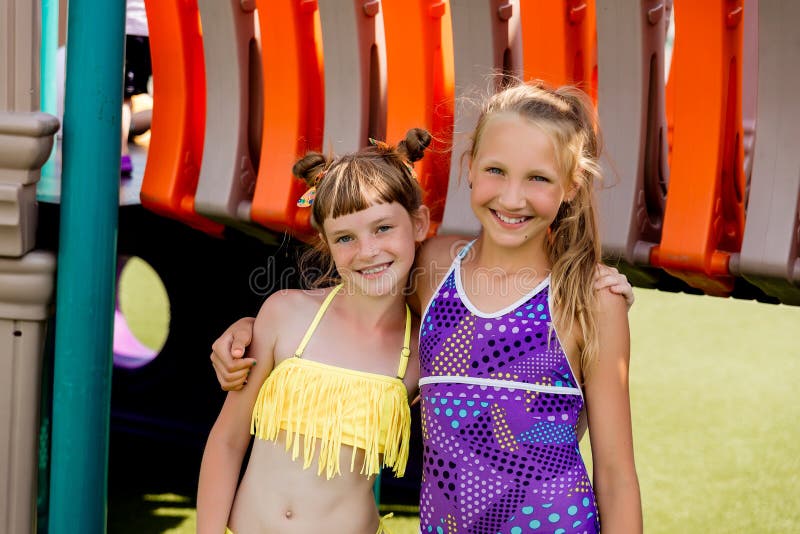 Zwei Mädchen Im Badeanzug Haben Spaß Auf Dem Gras Durch Das Pool