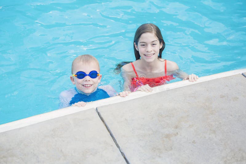 Zwei Nette Kinder, Die in Einem Swimmingpool an Einem Sonnigen Tag ...