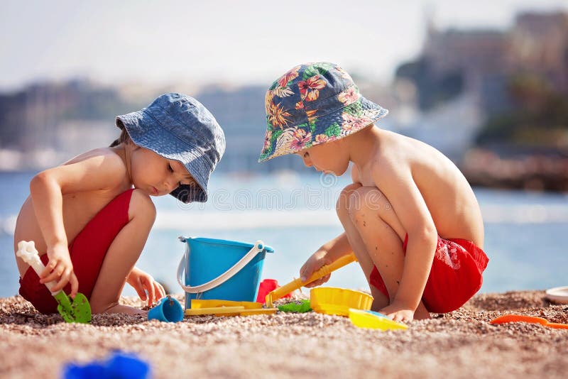 Zwei Nette Kinder, Spielend Im Sand Auf Dem Strand Stockbild - Bild von ...