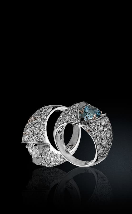 Zwei Ringe stockfoto. Bild von betrothal, ring, ltnis - 45085498